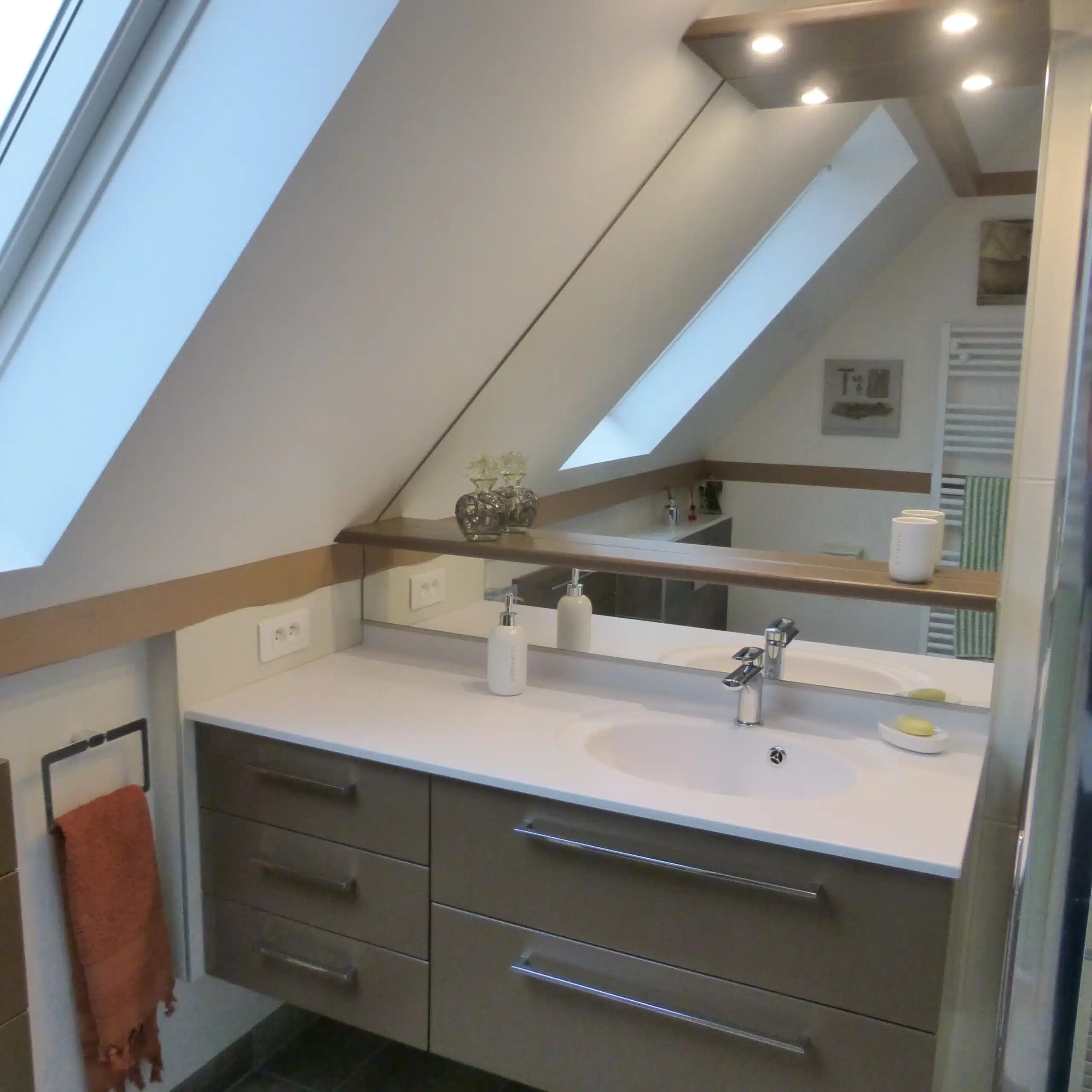 Meuble de salle de bain sous combles sur mesure par Atlantic Bain